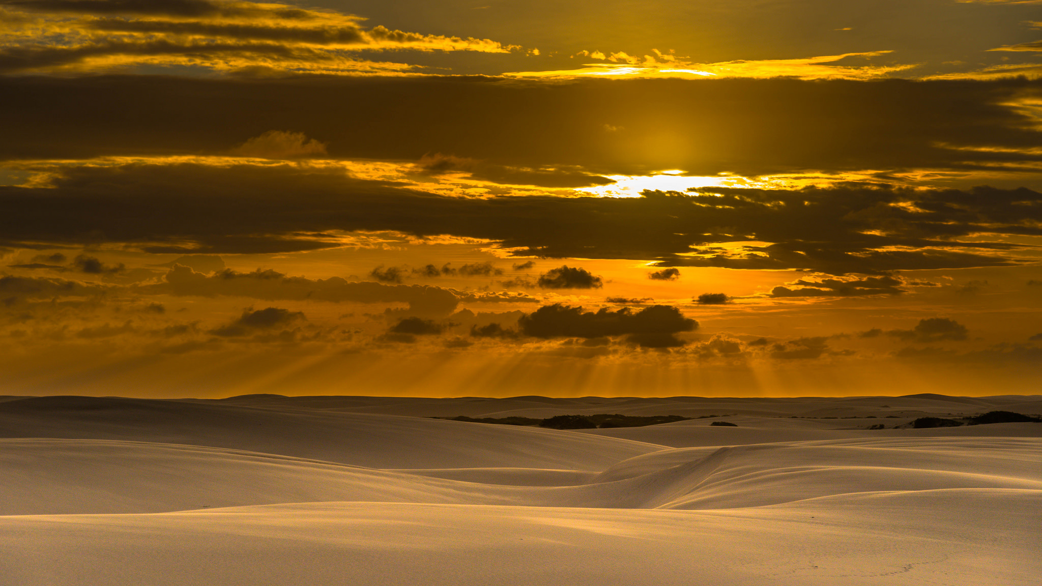 Desert Horizon at Sunset: Sunbeams Over Sand in Stunning HD Nature ...