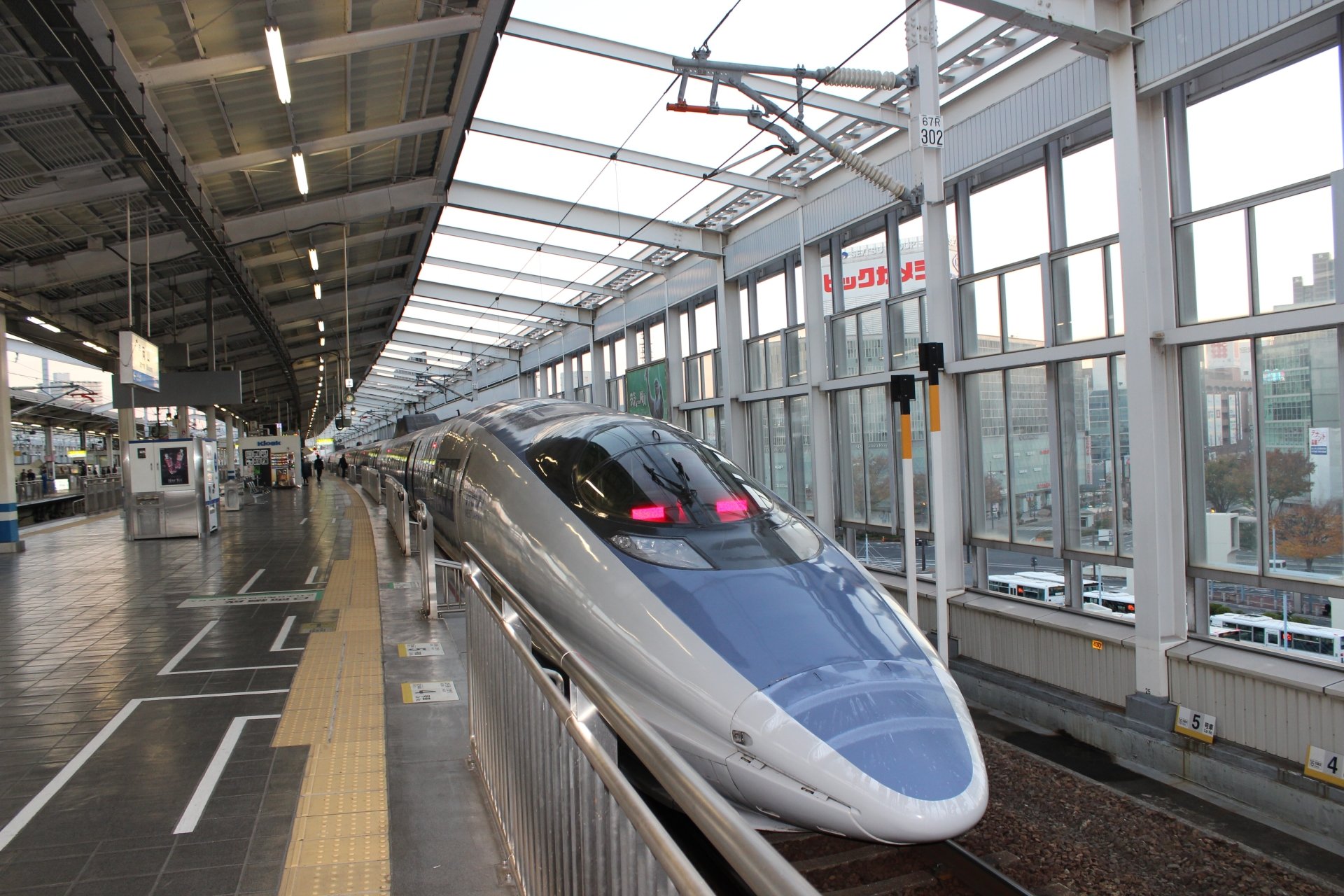 Japan’s Ultra HD Bullet Train Station Scene in 4K Excellence by kazokuda