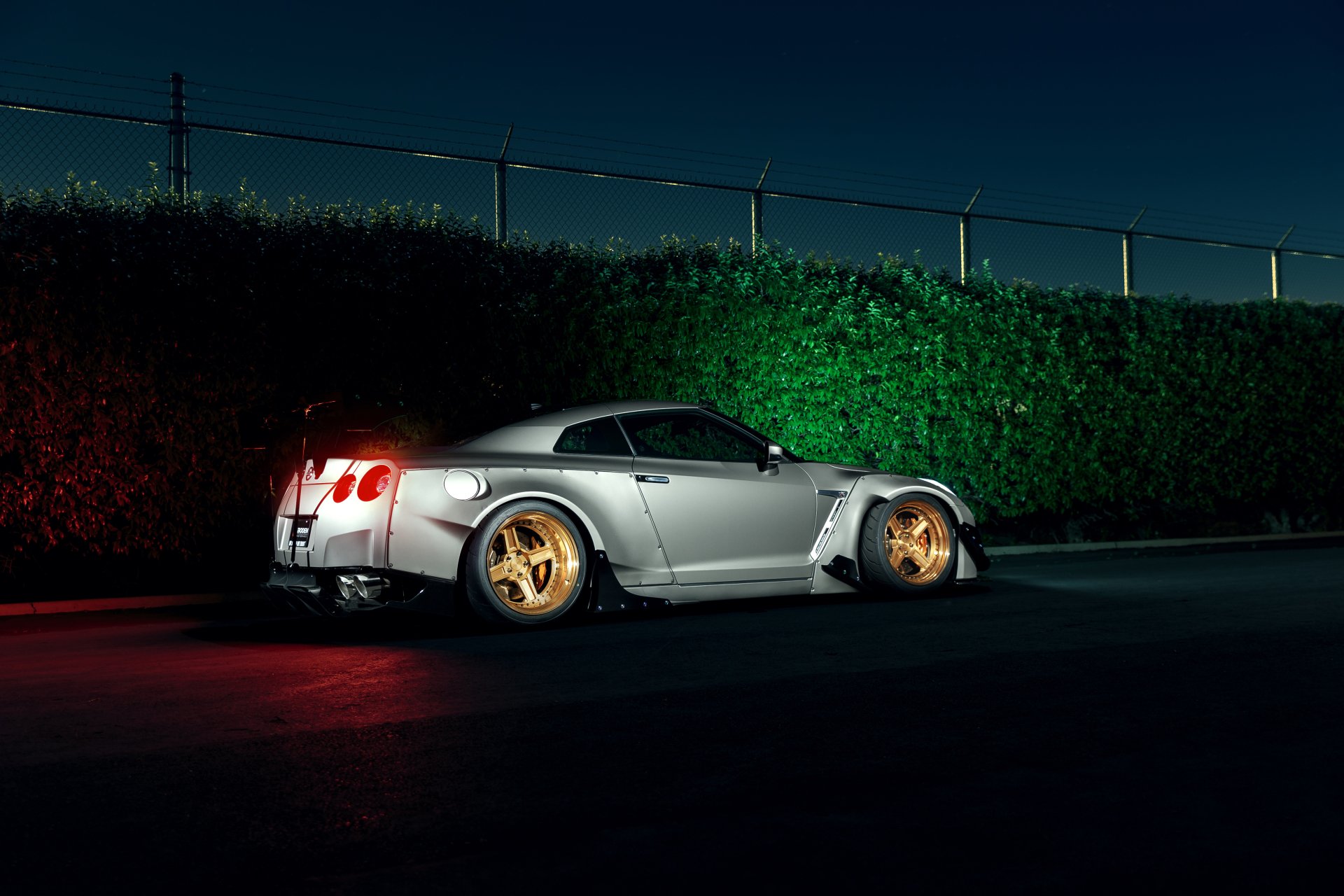 Silver Nissan GT-R Supercar – 4K Ultra HD Wallpaper Excellence