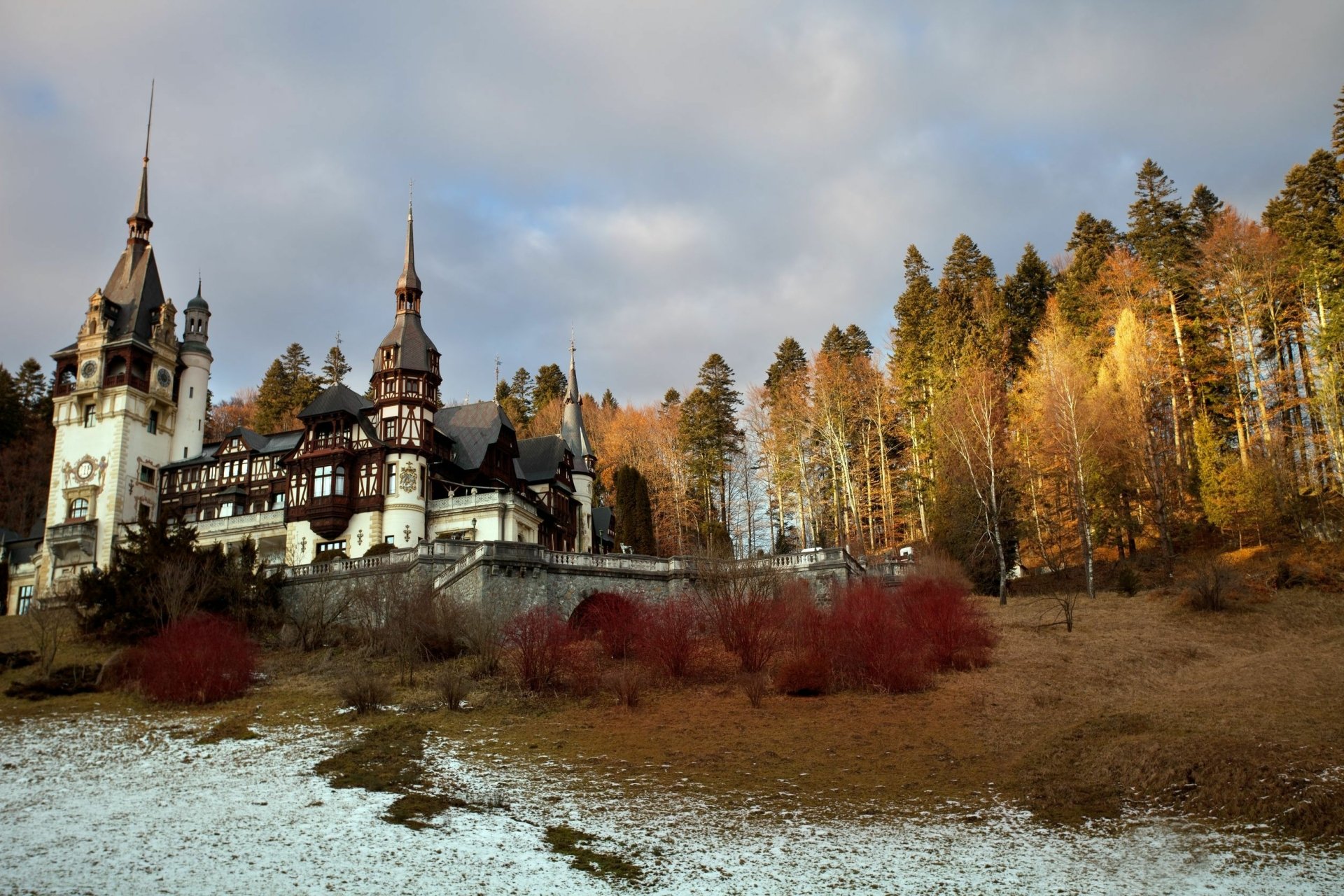 Peles Castle: Stunning HD Wallpaper of a Man-Made Marvel