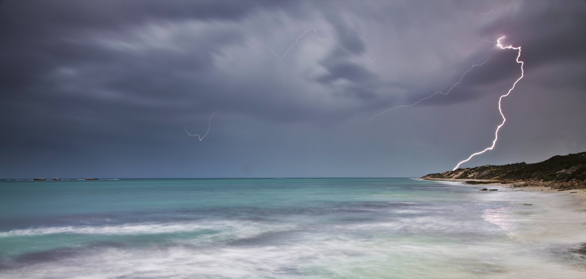 4K Ultra HD Blue Ocean Lightning Over Earth and Sky Wallpaper