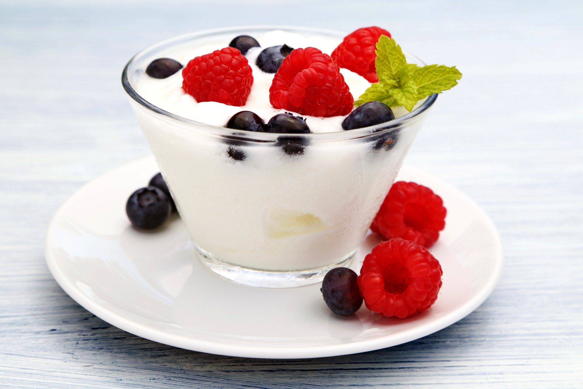 5K Ultra HD Blueberry & Raspberry Yogurt Delight | 6500x4333 ...