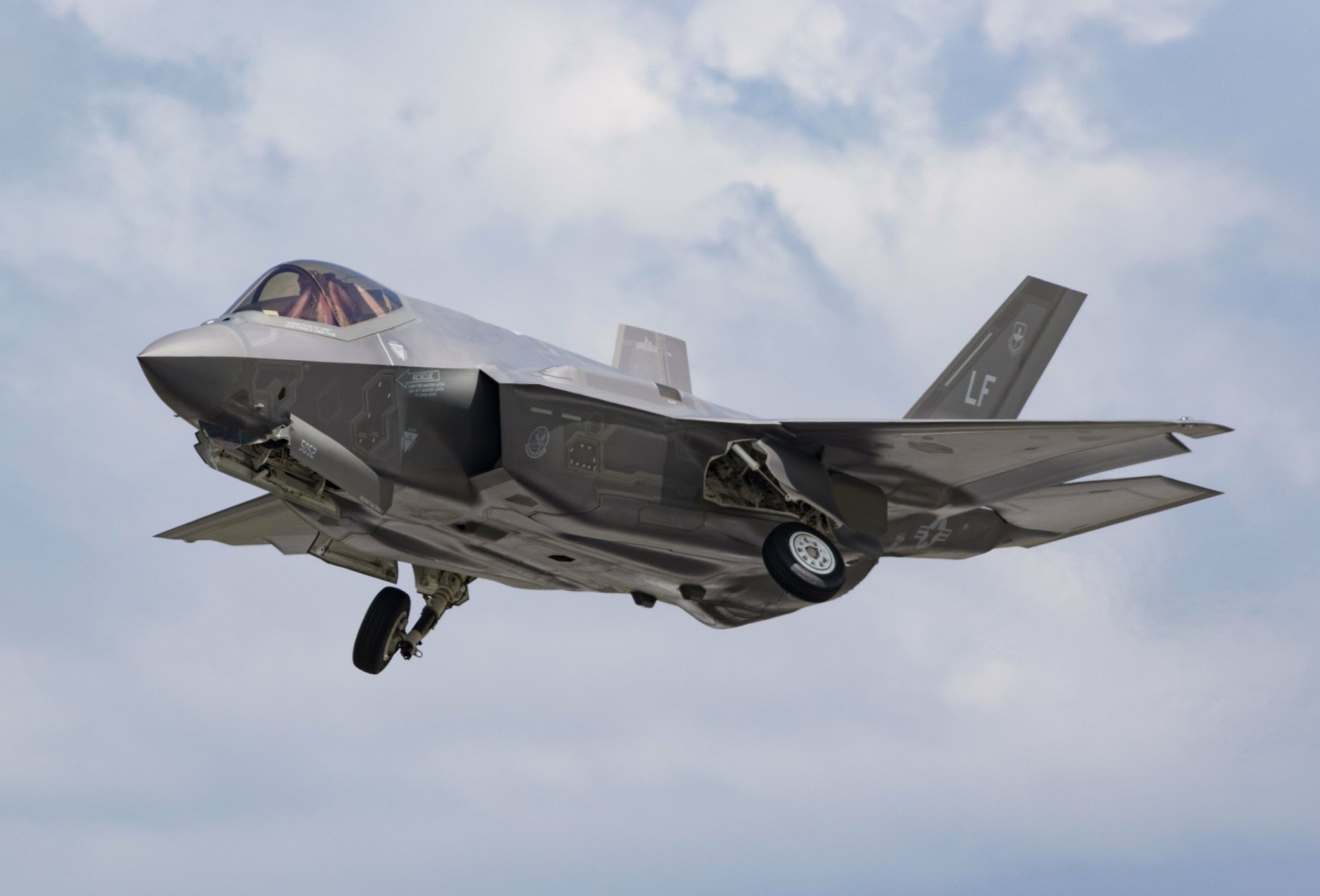 F-35 Lightning II Jet Fighter – Stunning 4K Ultra HD Military Warplane Wallpaper