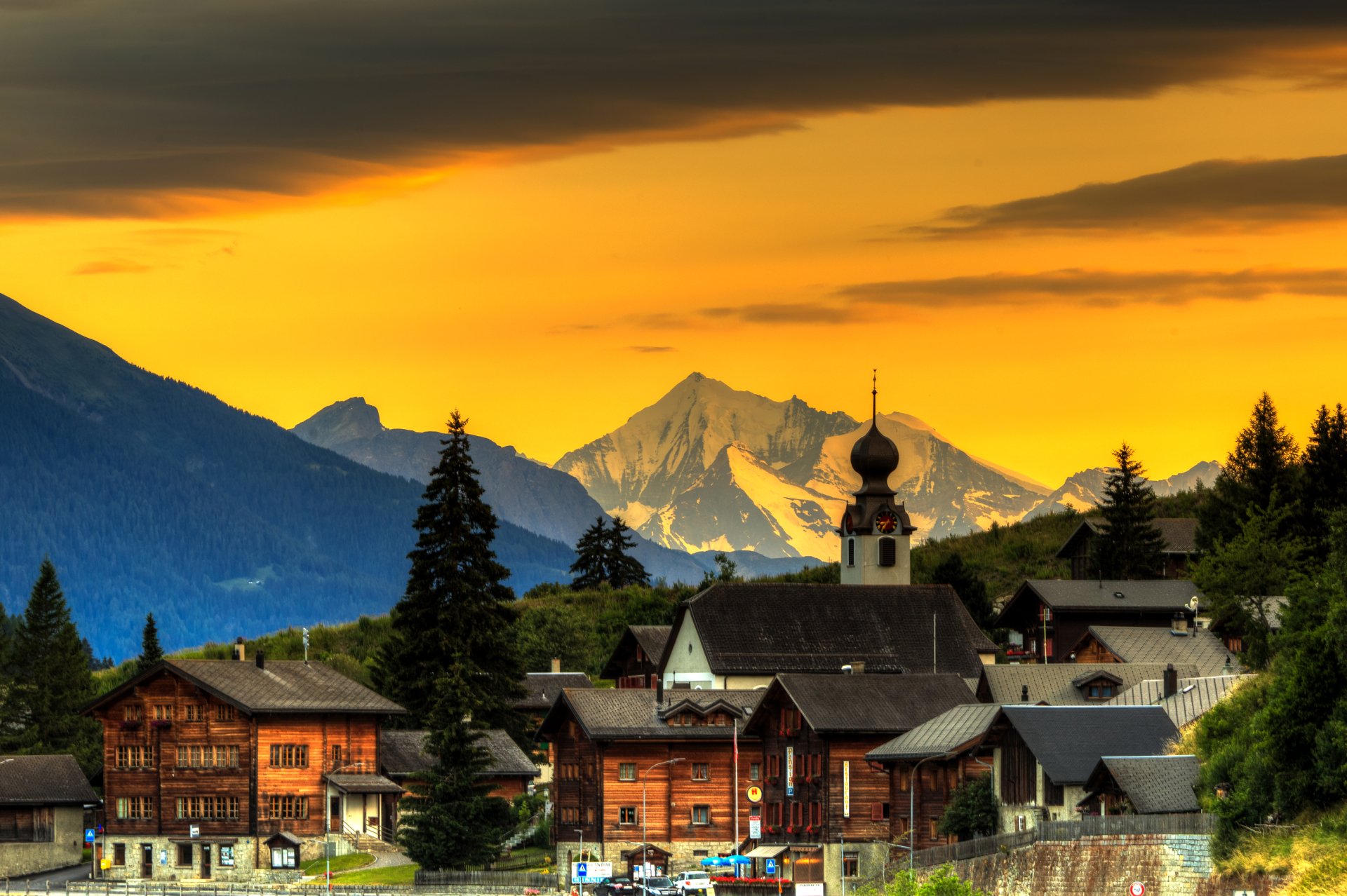 2K Quad HD — Golden Sunset Over a Swiss Mountain Village