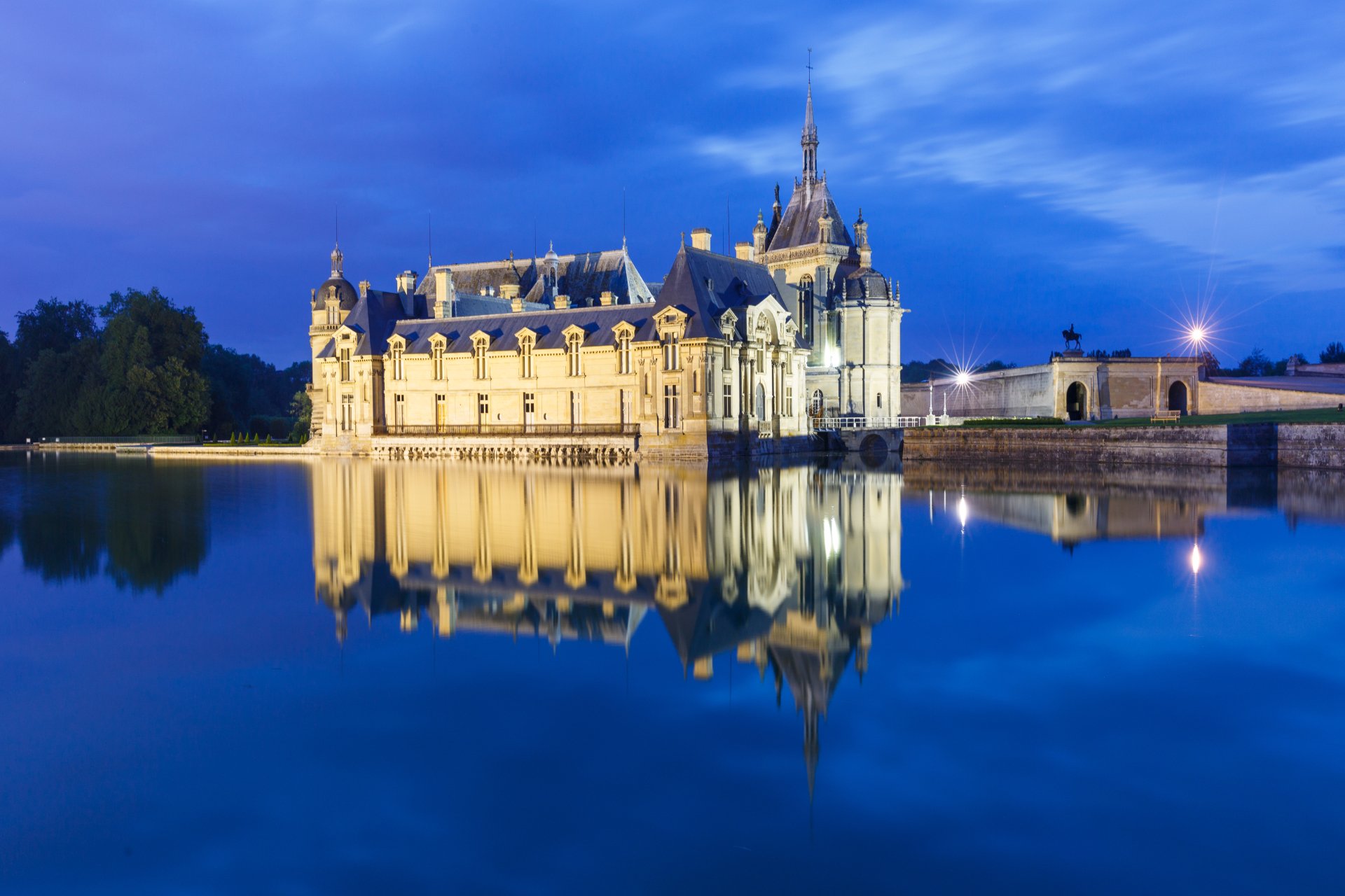 Château de Chantilly Reflection – Majestic French Castle in 4K Ultra HD ...