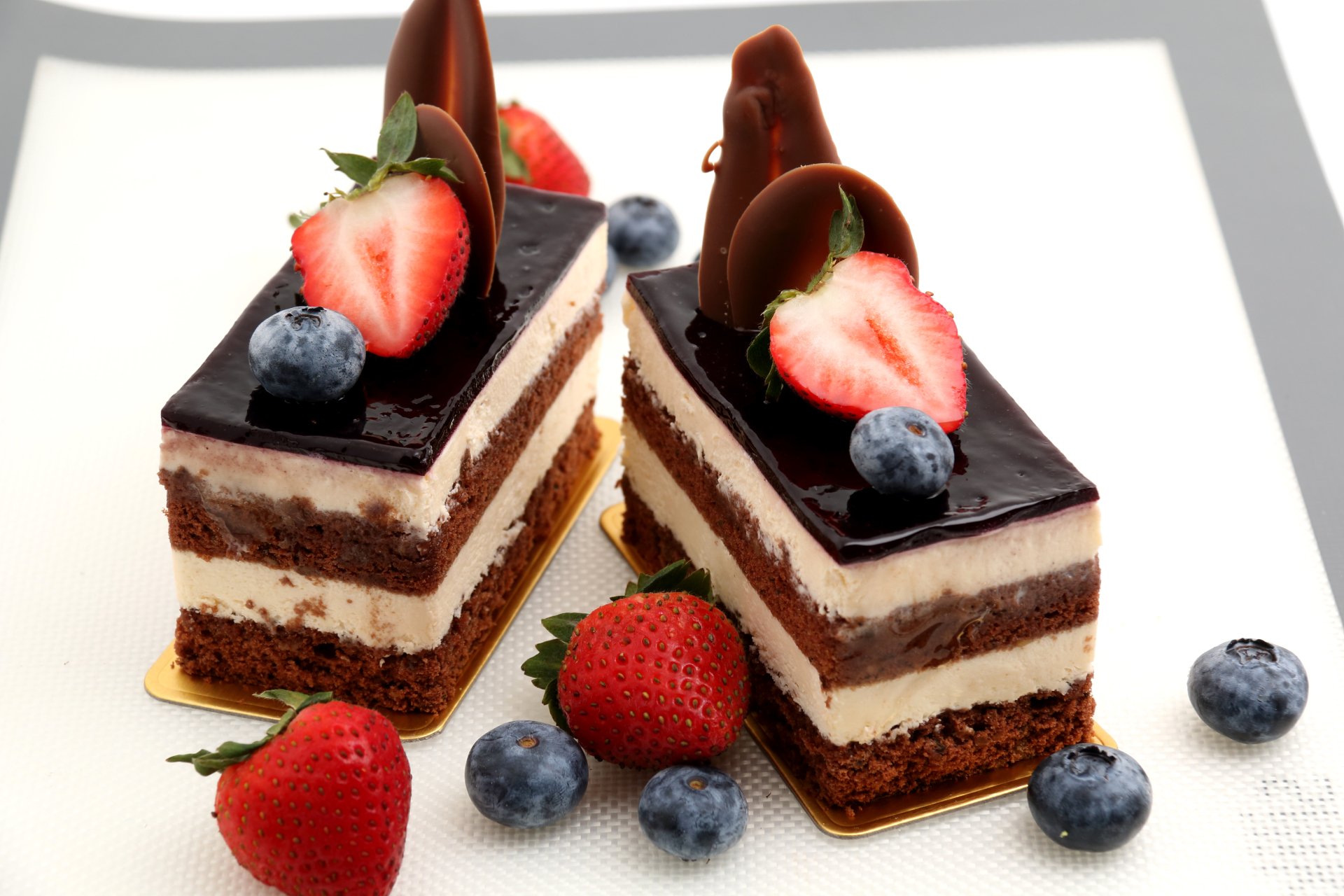 Decadent Berry Chocolate Cake – 4K Ultra HD Dessert Delight | 5472x3648 ...