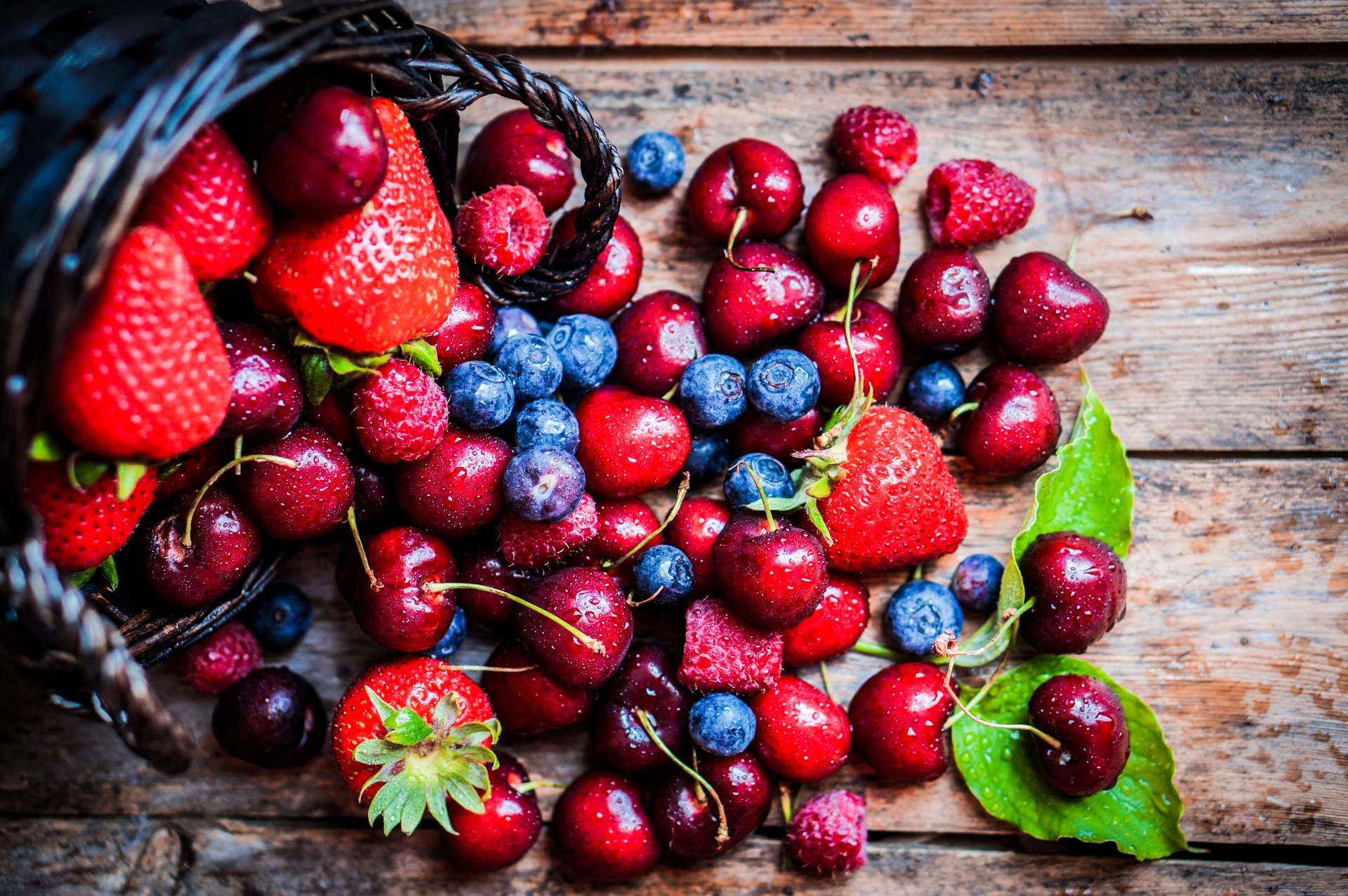 Vibrant 4K Berry Medley: Strawberries, Raspberries, Blueberries ...