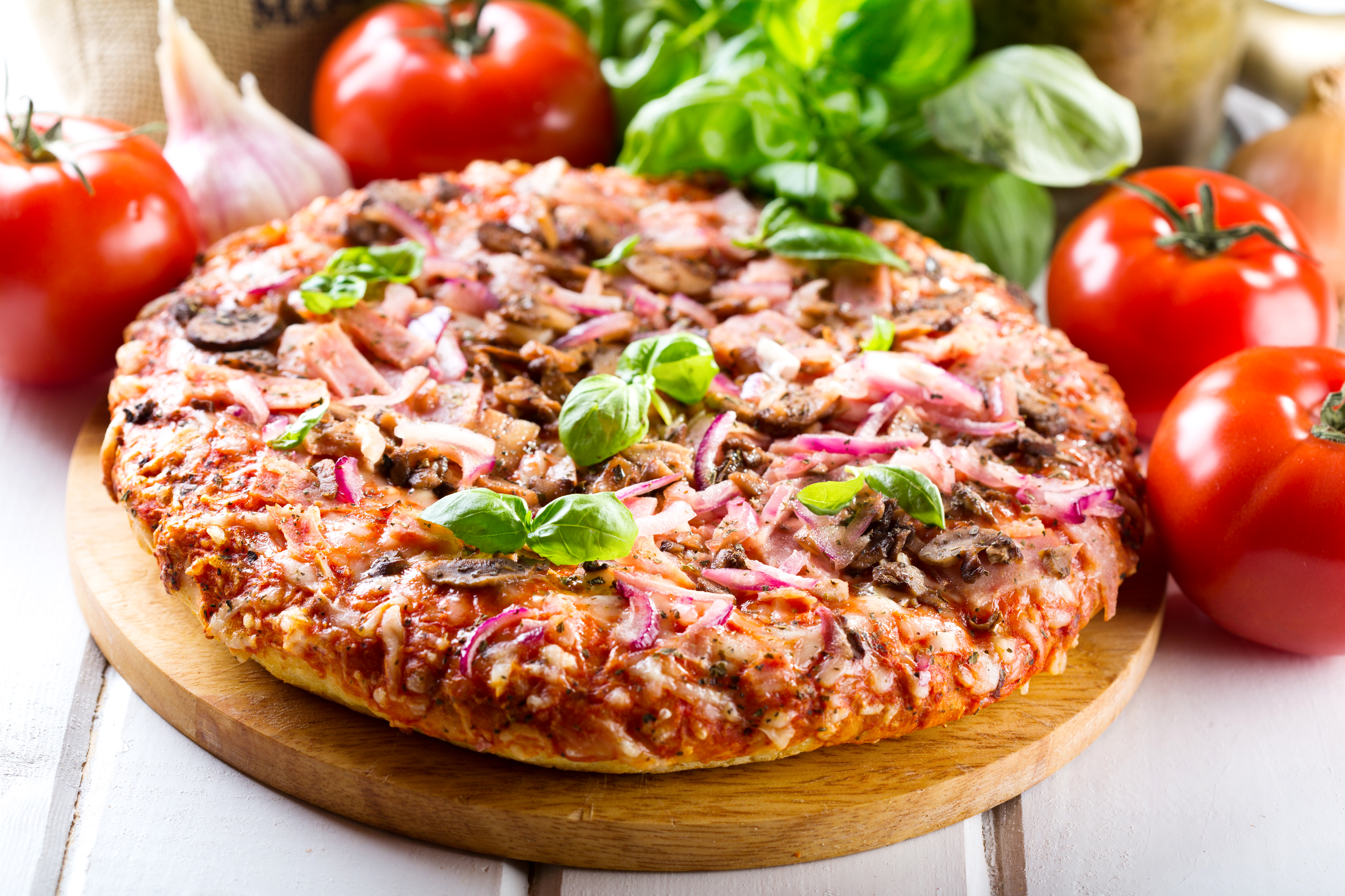 4K Ultra HD Tomato Pizza Still Life: Fresh Flavors on Display