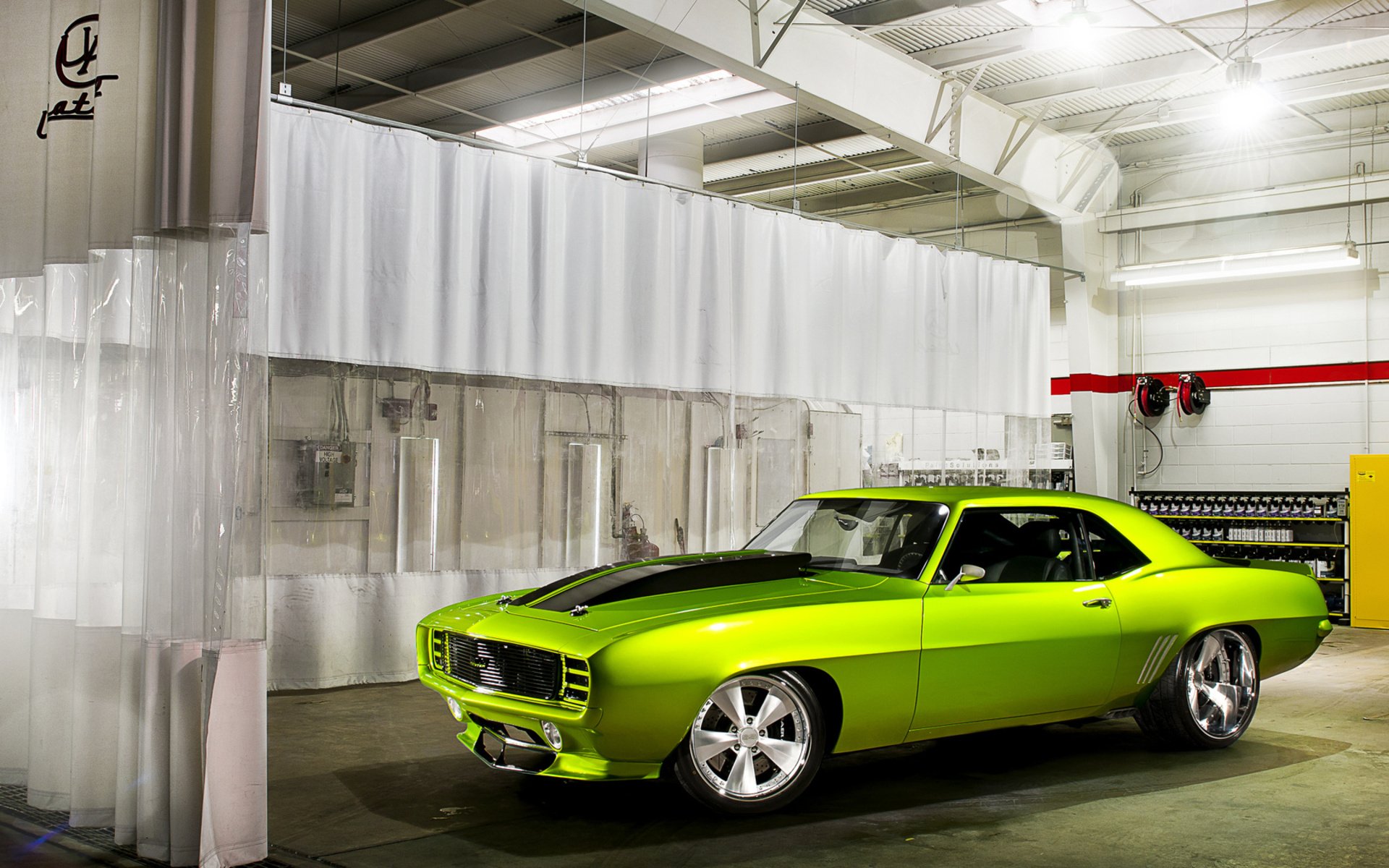 Flawless Green Hot Rod: HD Wallpaper of a Classic Muscle Car