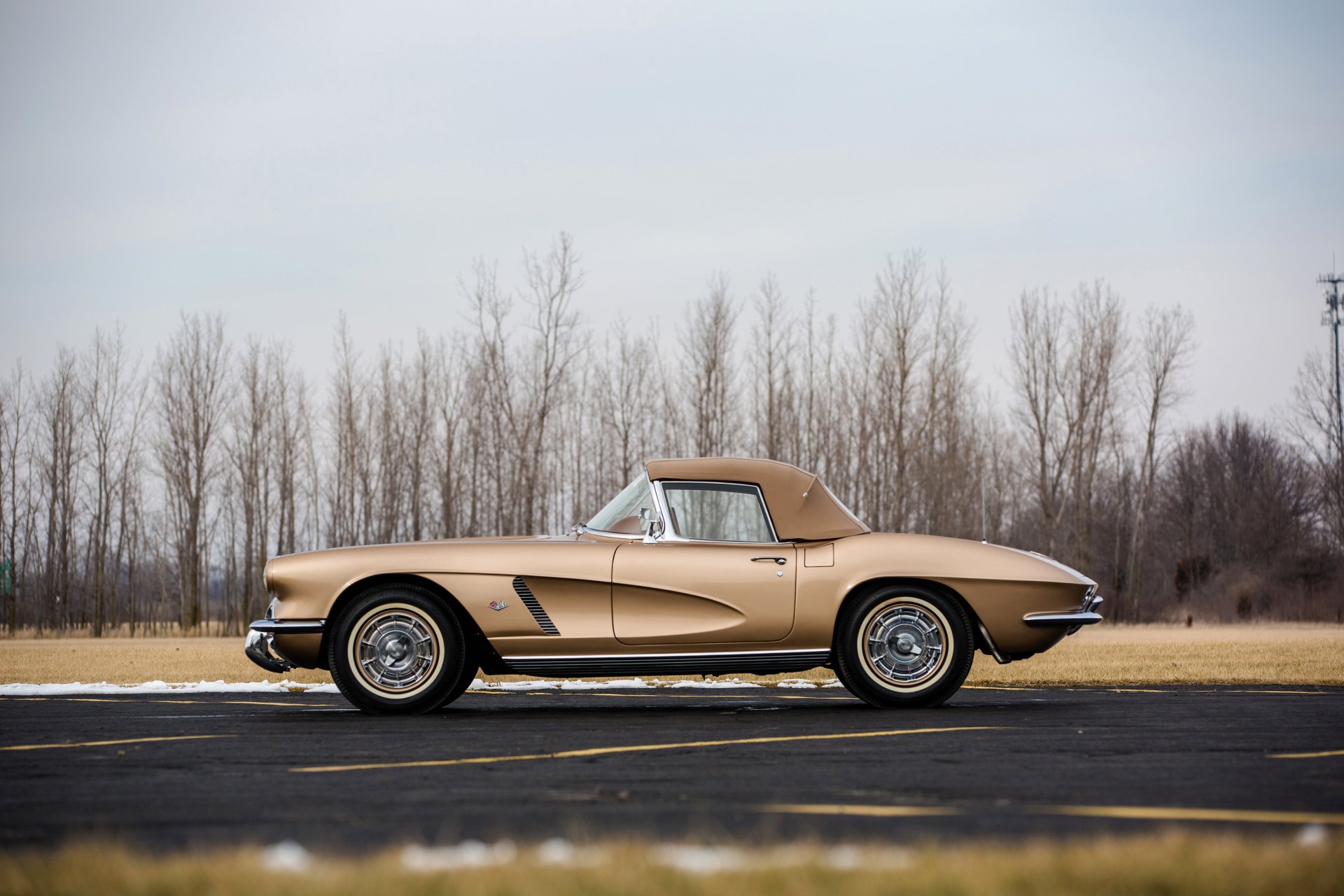 Golden Classic Chevrolet Corvette — 2K Quad HD Wallpaper | 3600x2400 ...