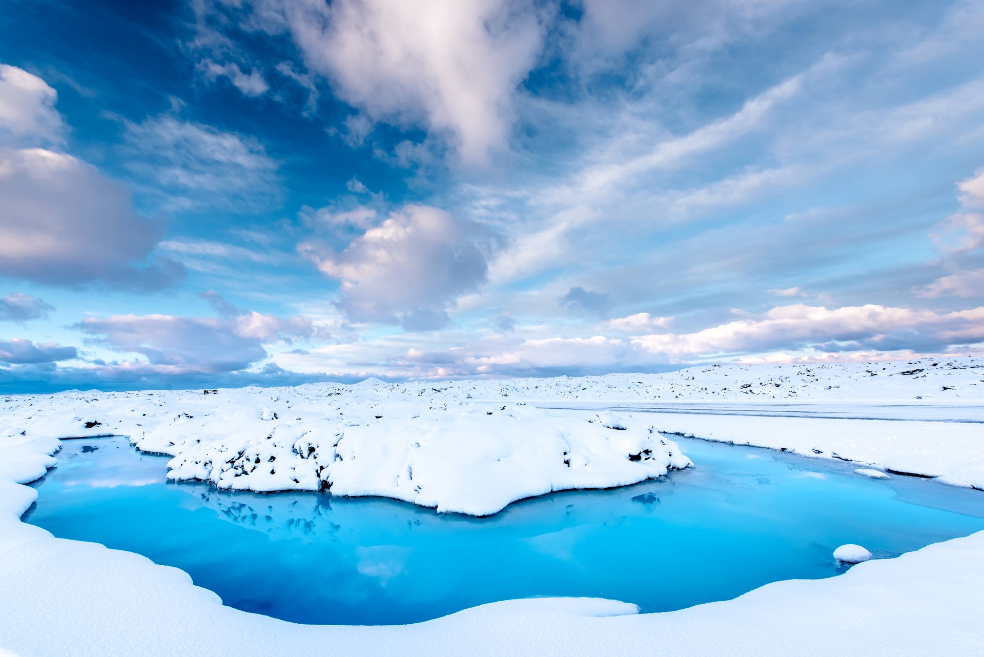 Winter Serenity: 4K Ultra HD Snowy Landscape in Nature’s Embrace
