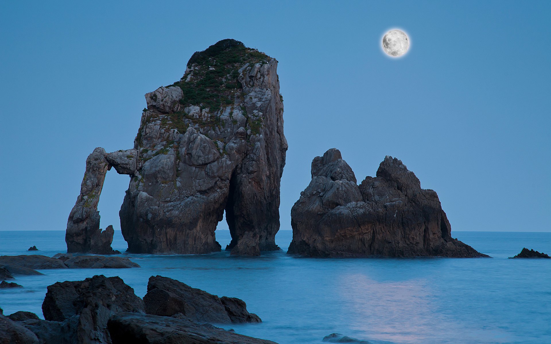 Moonlit Ocean Rocks: Stunning Nature HD Wallpaper