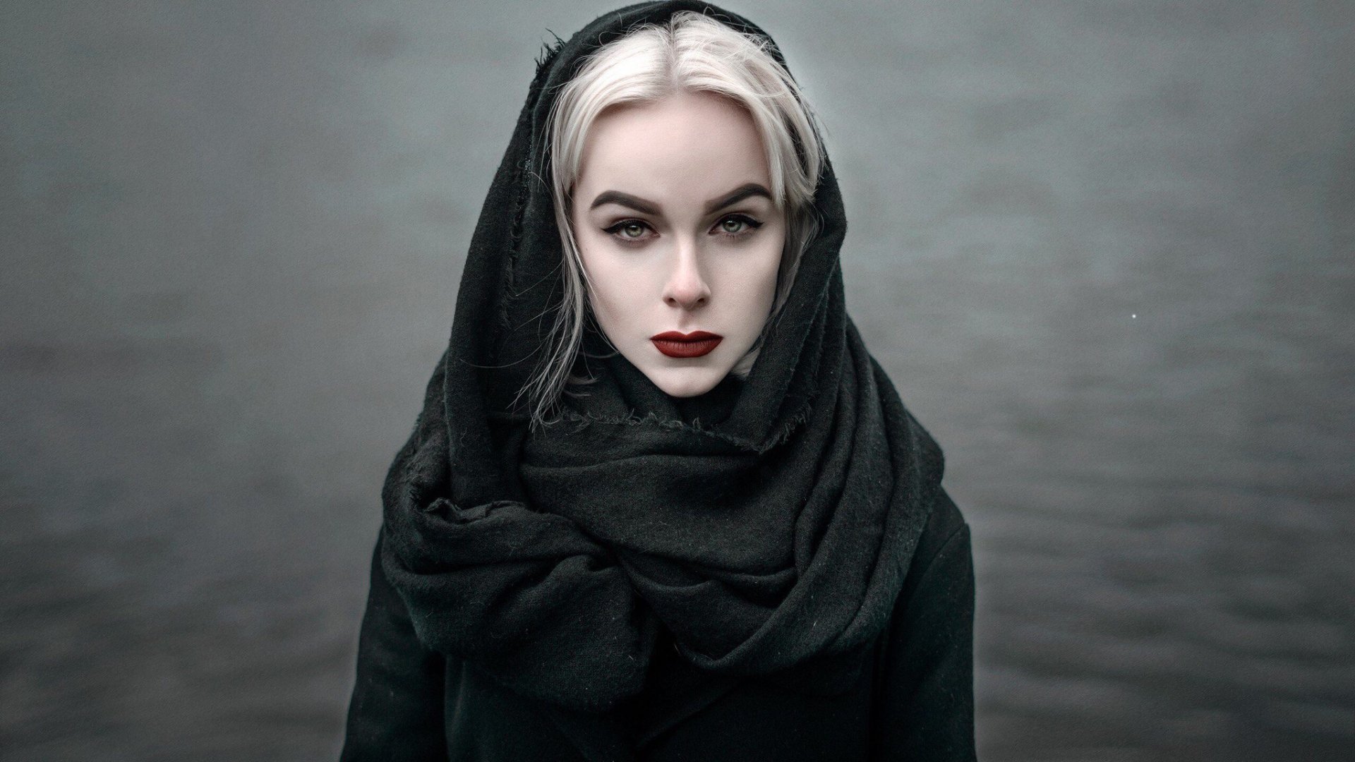 Elegant Blonde Model with Bold Lipstick – HD Wallpaper Charm