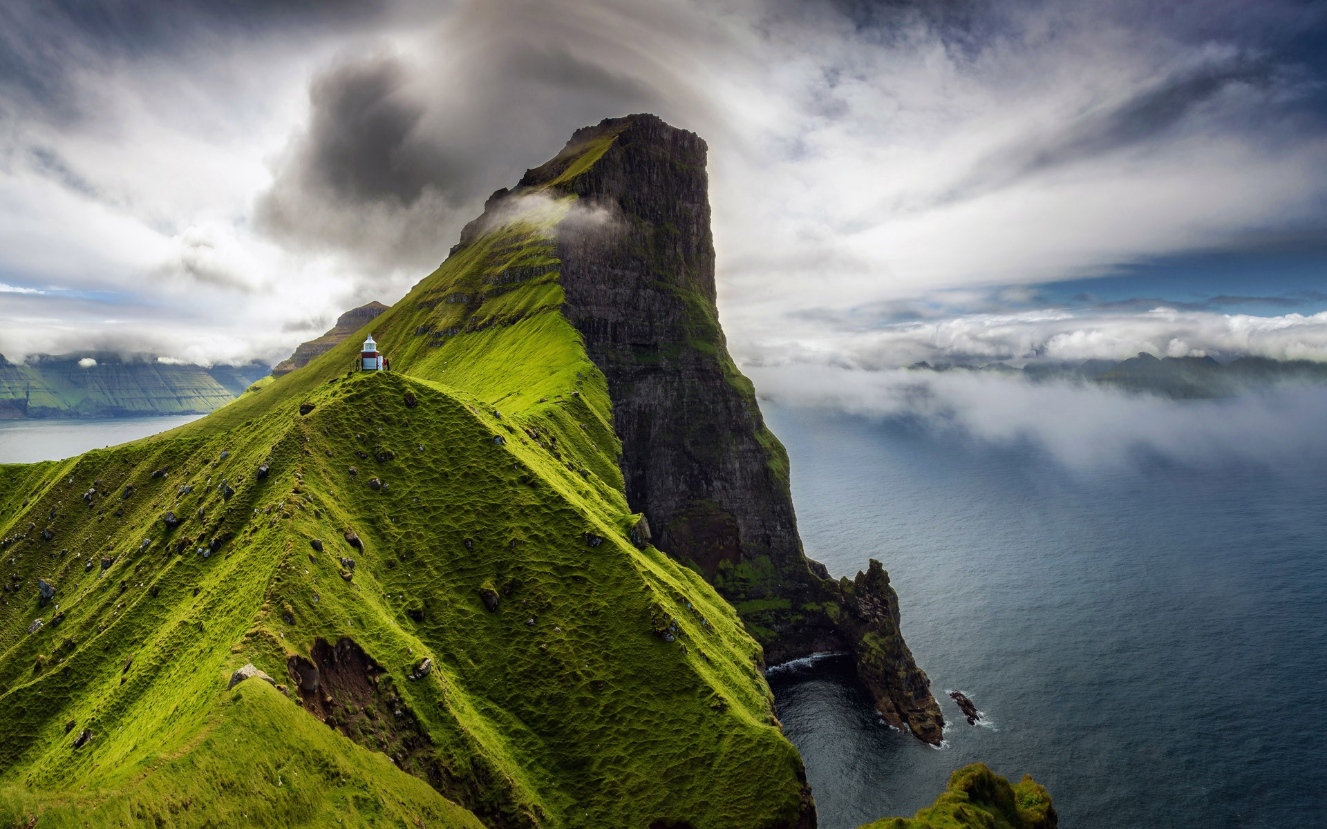 Kallur Lighthouse: Misty Cliffs of the Faroe Islands - HD Wallpaper