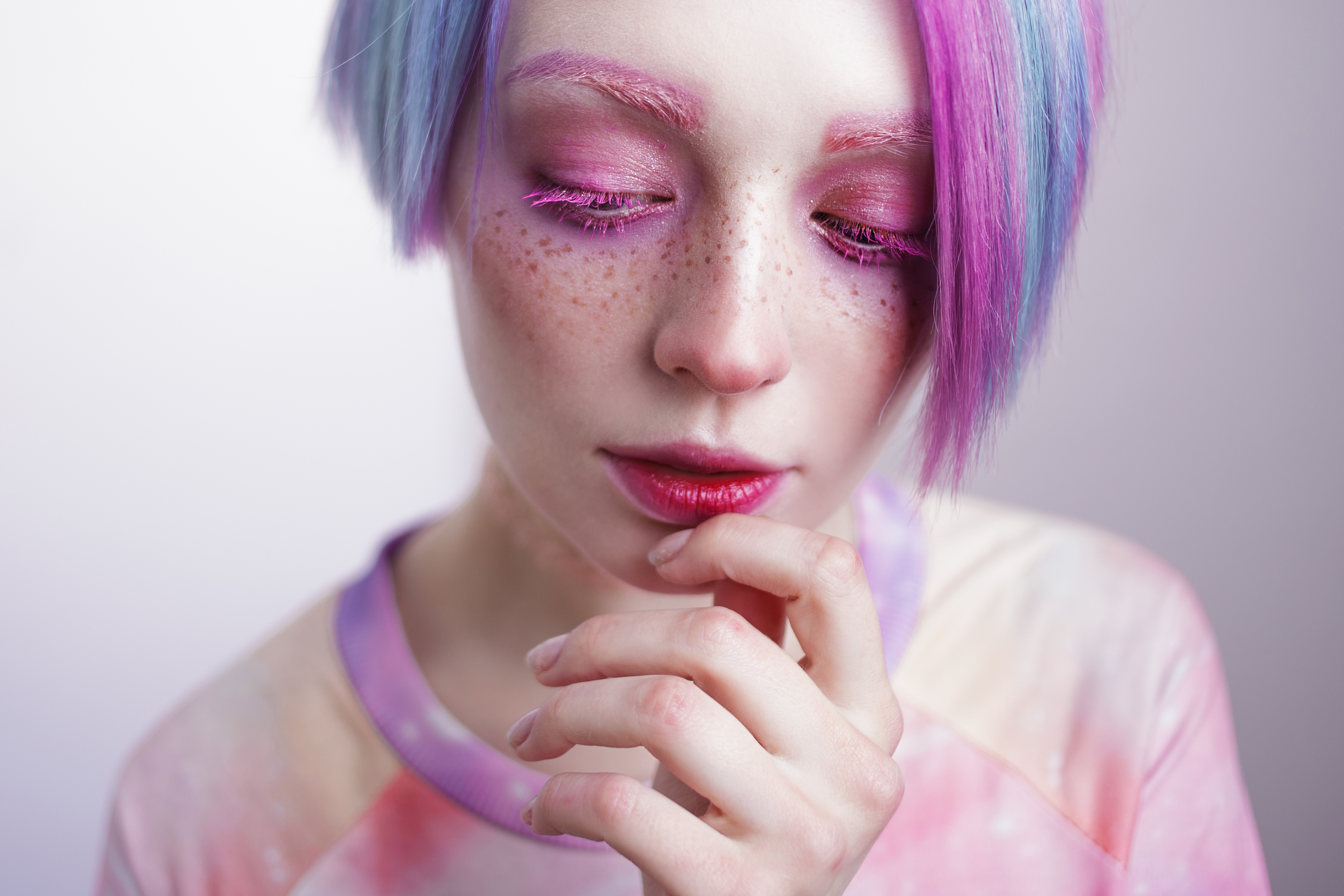 Download Short Hair Freckles Face Model Woman Mood 4k Ultra Hd Wallpaper