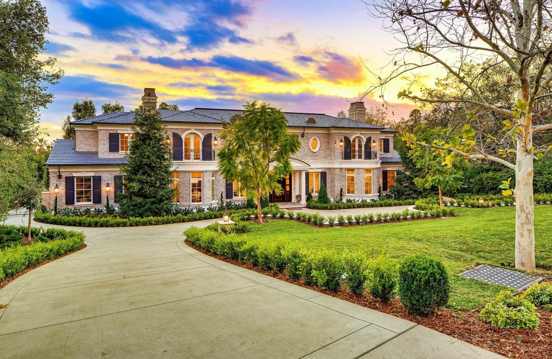 Elegant Mansion at Sunset – Stunning HD House Wallpaper