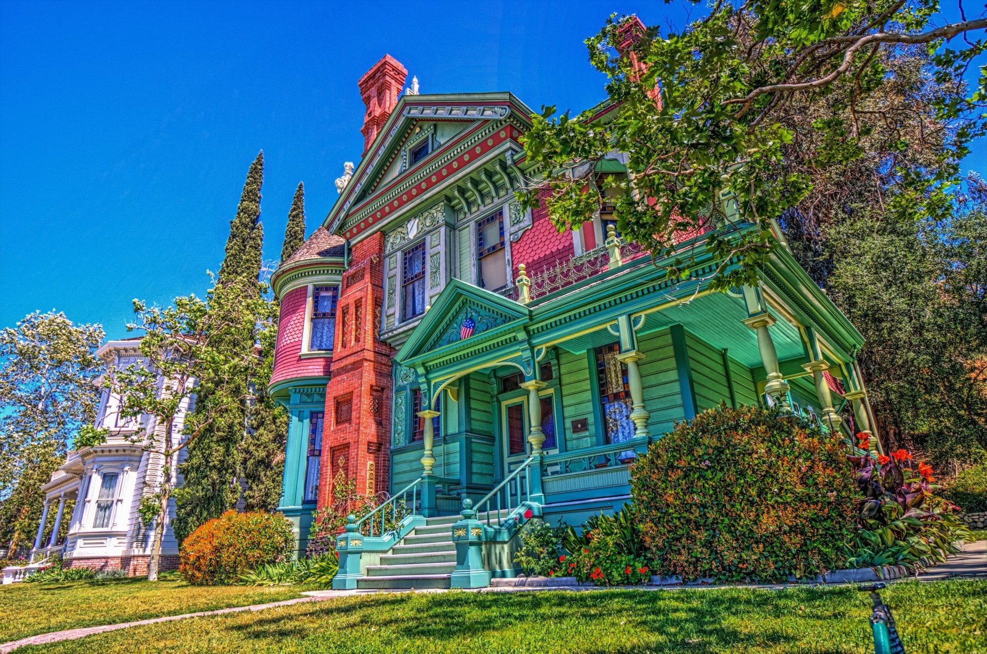 Victorian Vintage Charm: Colorful HDR 4K Ultra HD House Wallpaper