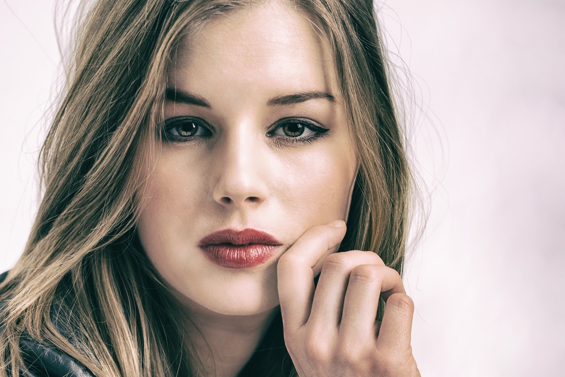 Elegant Blonde Model Face - HD Wallpaper by Martin Fuhrmann