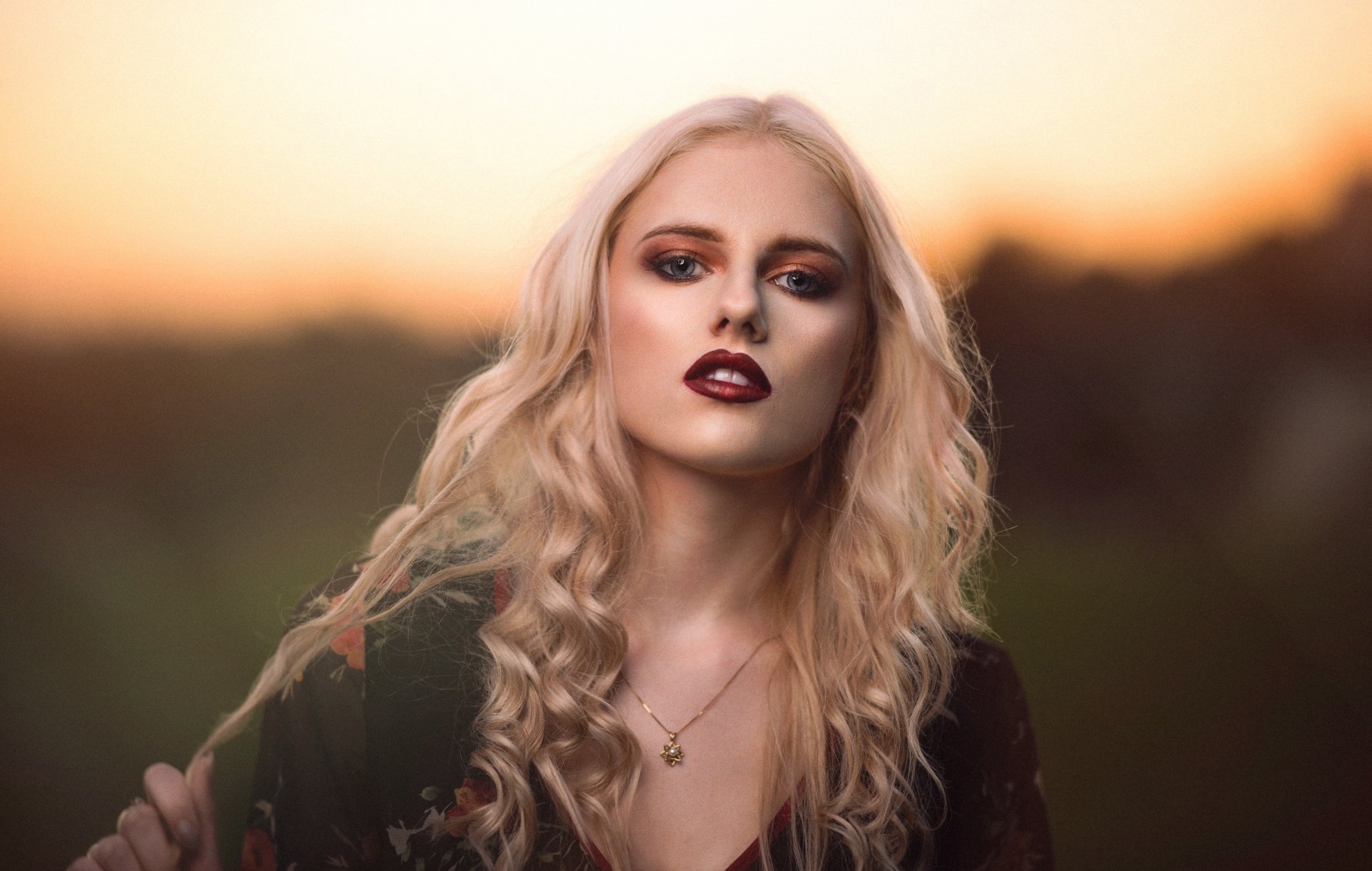 Stunning Blonde Model with Captivating Blue Eyes - 4K Ultra HD Depth of ...