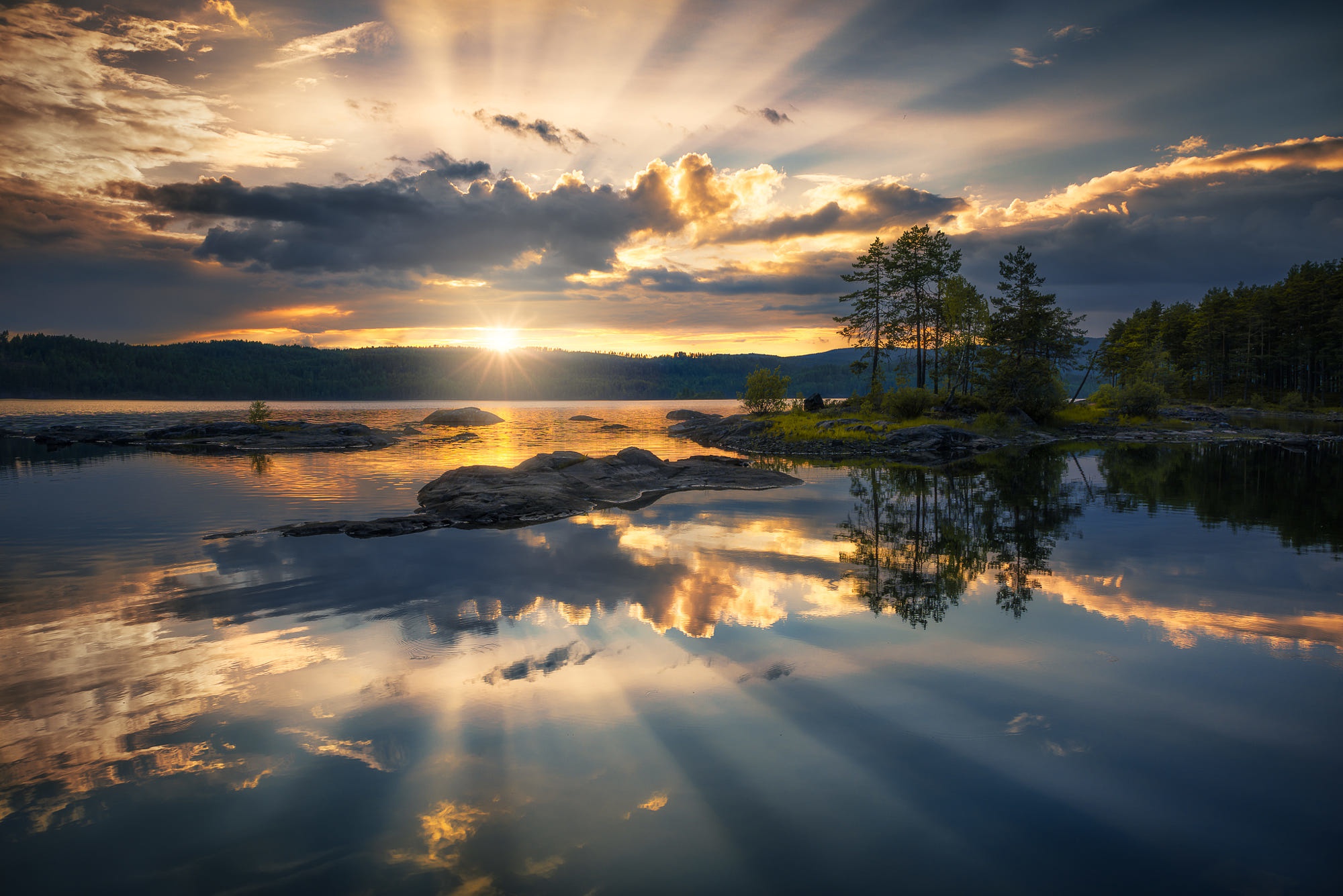 Sunbeam Serenity: Stunning Cloud Reflections on a Peaceful Lake HD ...