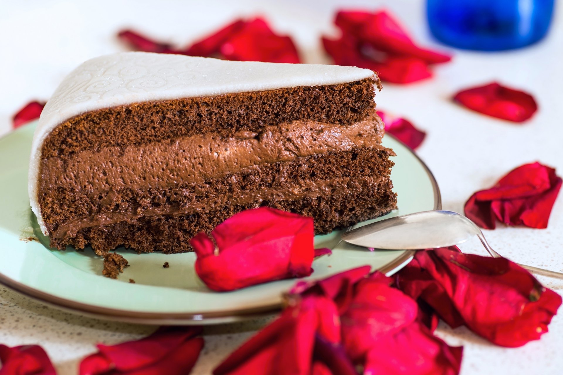5K Ultra HD Rose-Petal Chocolate Cake | 7360x4907 | Wallpaper Abyss
