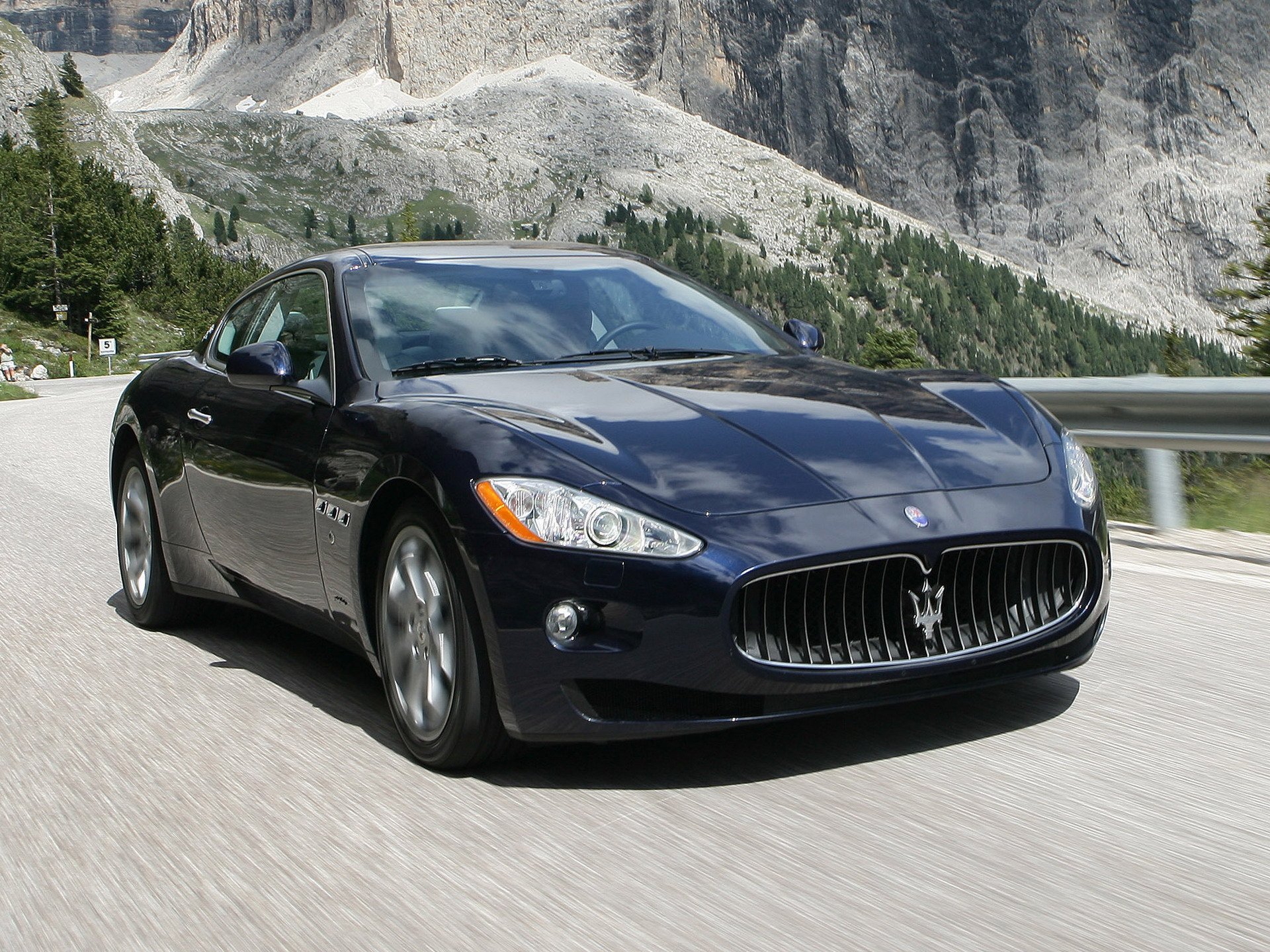 Maserati Elegance: HD Supercar Wallpaper in Motion
