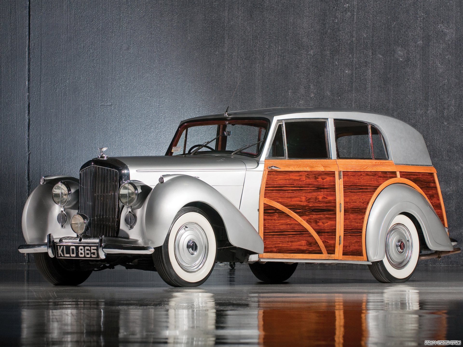 Classic Bentley Mark VI – Timeless Elegance HD Wallpaper