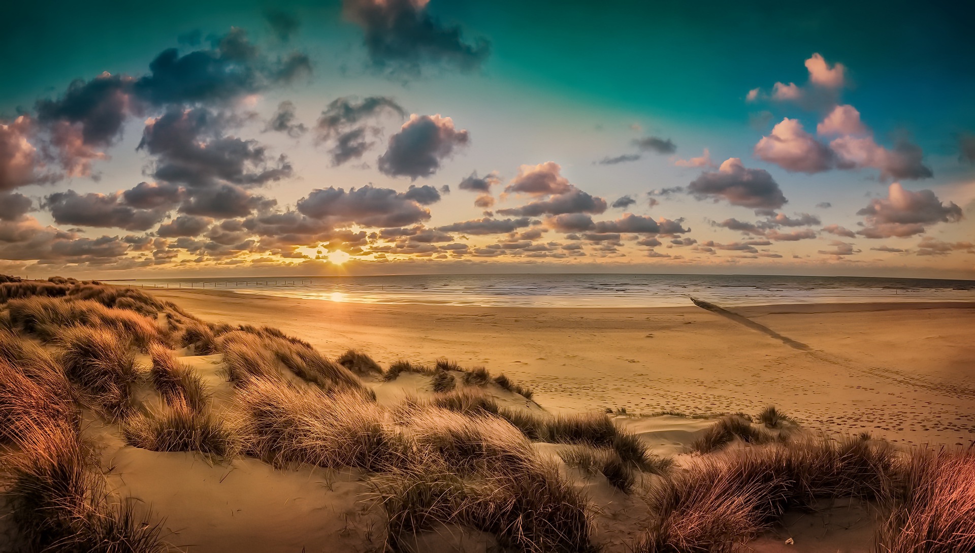 Serene Ocean Sunset Horizon: HD Beachscape with Clouds and Golden Sand