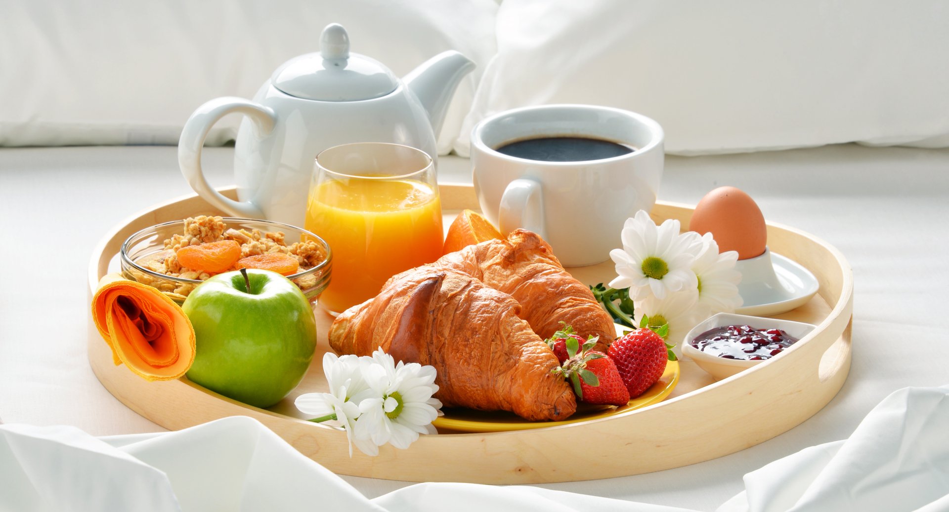 Sunlit 4K Breakfast Bliss: Fresh Croissant, Juice, Coffee & Daisy Elegance