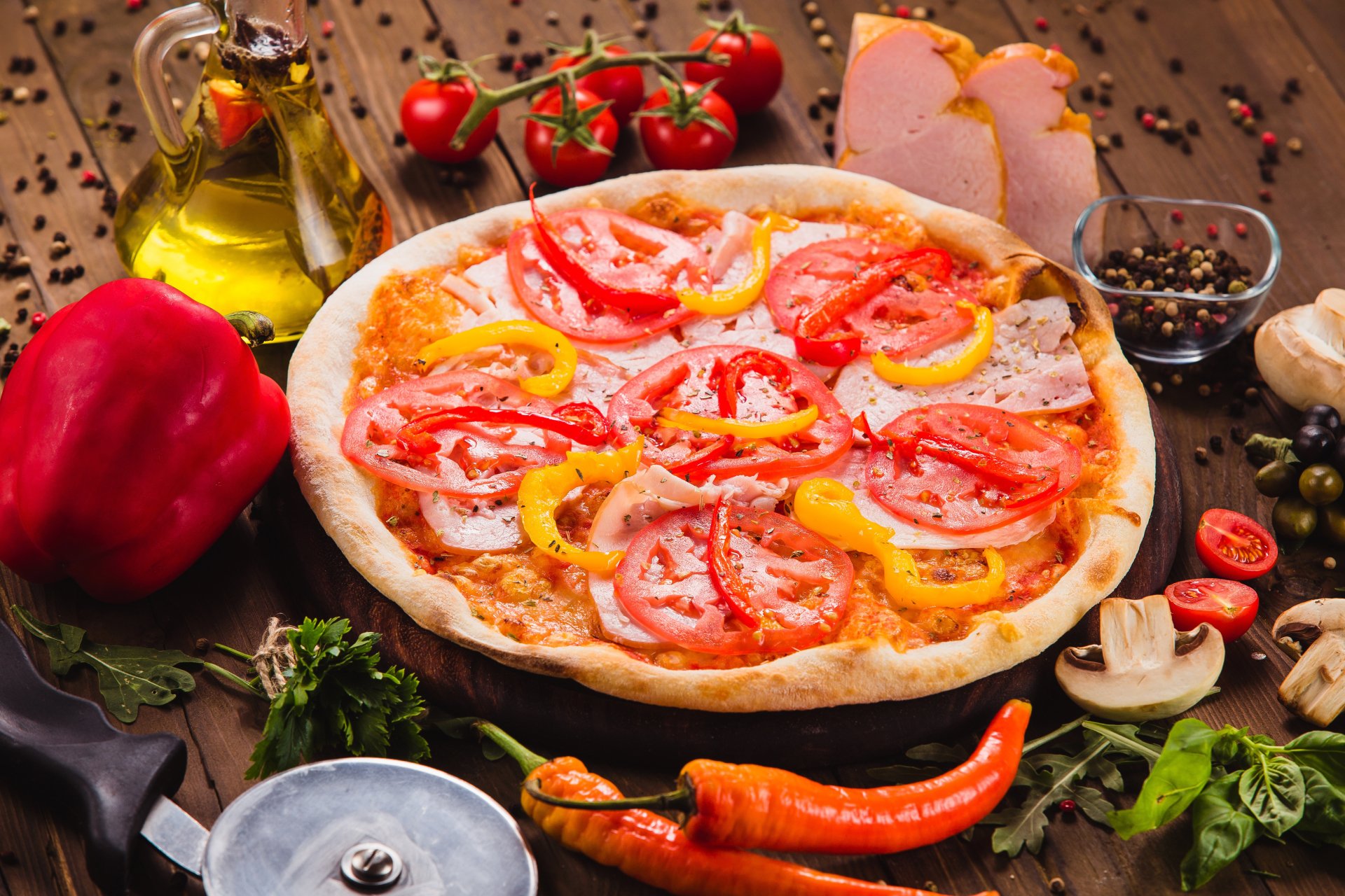 4K Ultra HD Veggie Pizza Delight with Fresh Tomatoes and Peppers