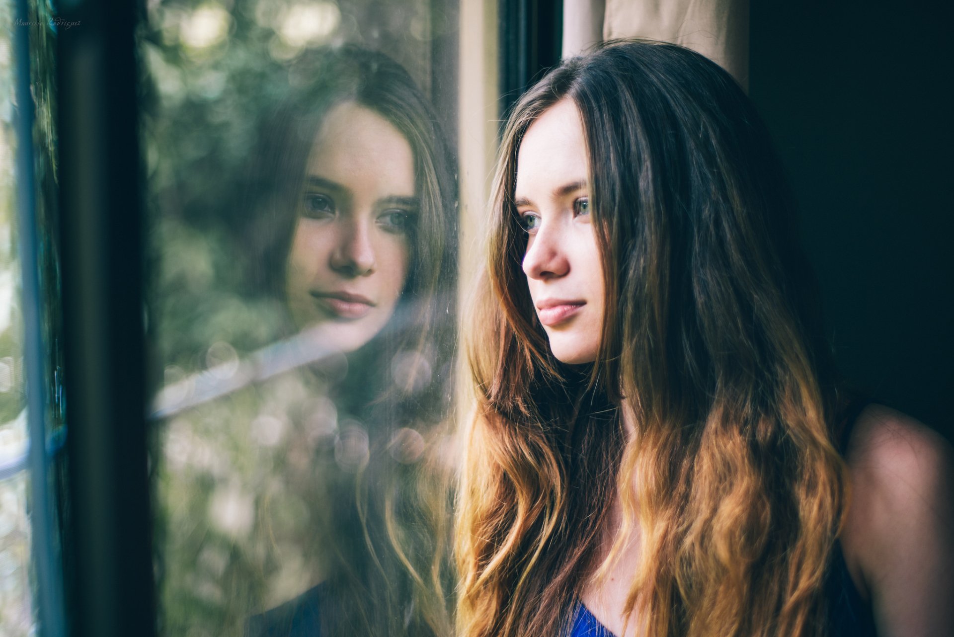 Download Reflection Brunette Woman Model HD Wallpaper | 2048x1367 ...