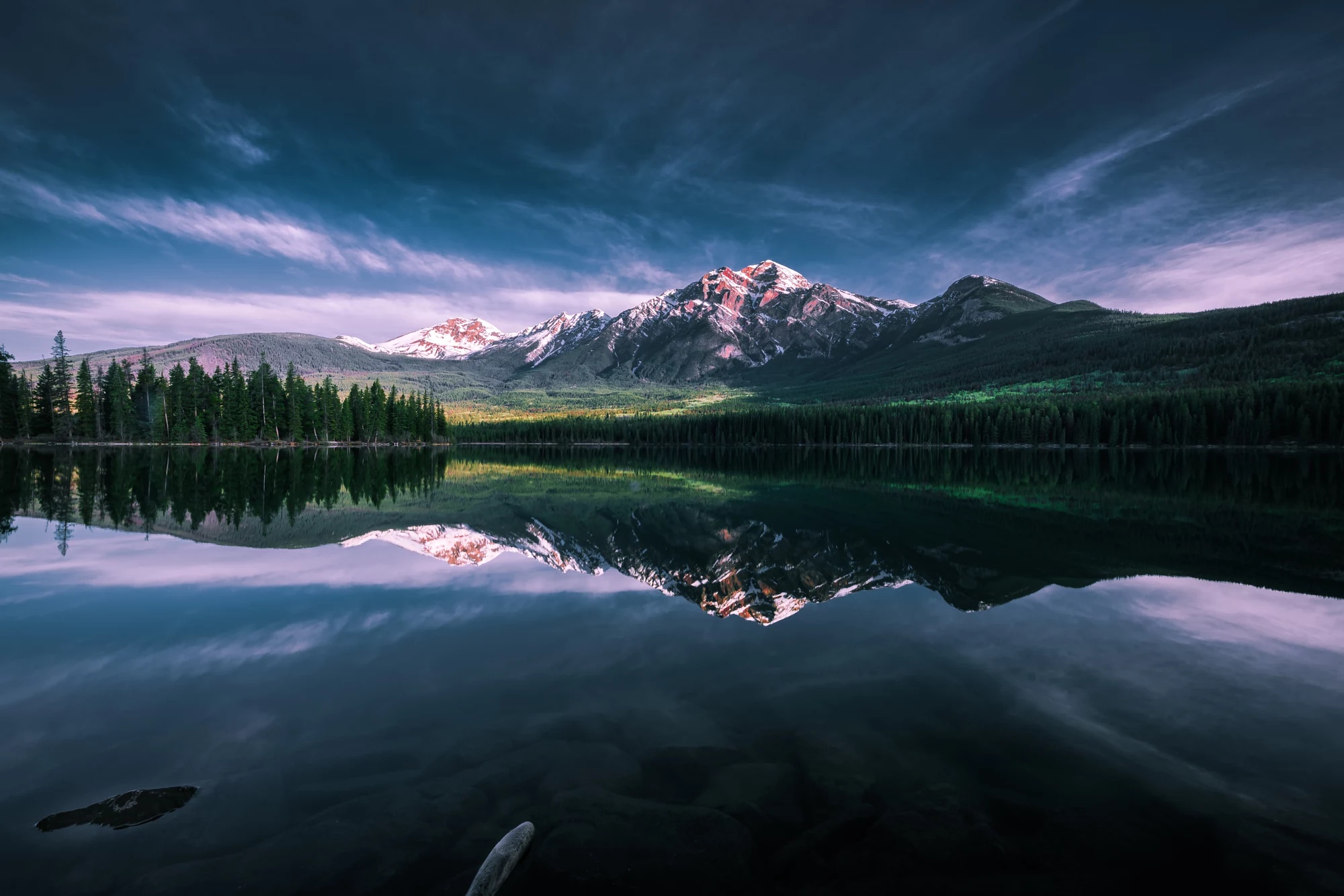 Serene Mountain Reflections: HD Wallpaper of Nature's Beauty