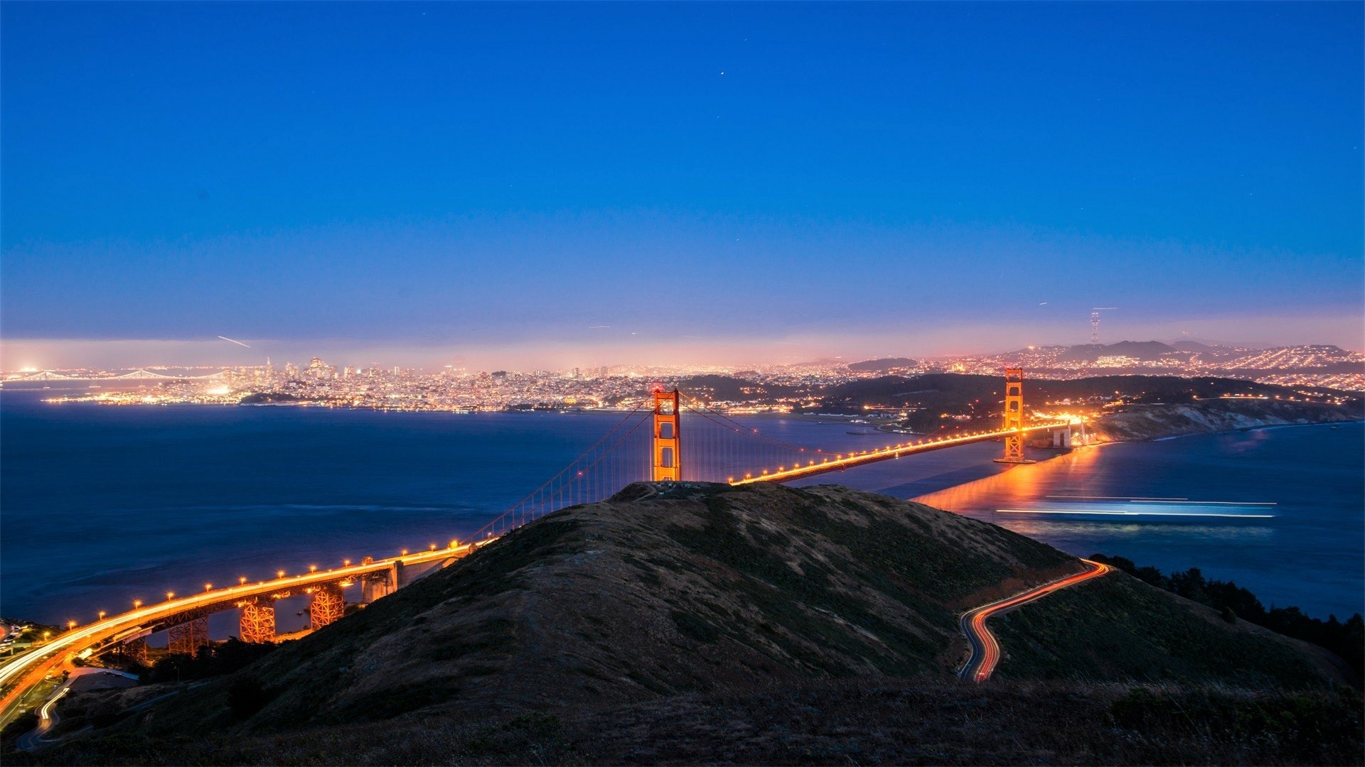 Golden Gate Nightscape: San Francisco's Illuminated Bridge HD Wallpaper