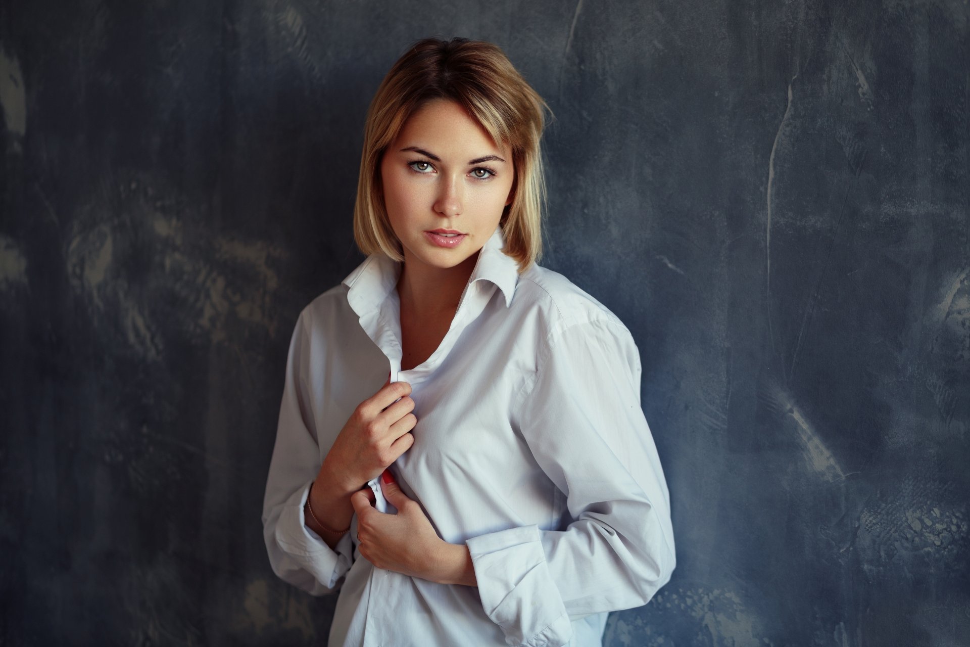 Stunning Blonde Model with Blue Eyes | 4K Ultra HD Short Hair Portrait ...