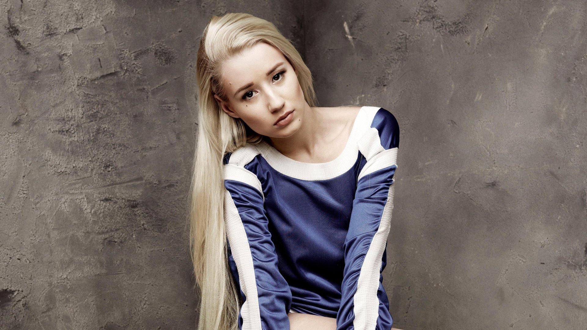 Iggy Azalea: Blonde Australian Rapper HD Wallpaper with Captivating ...